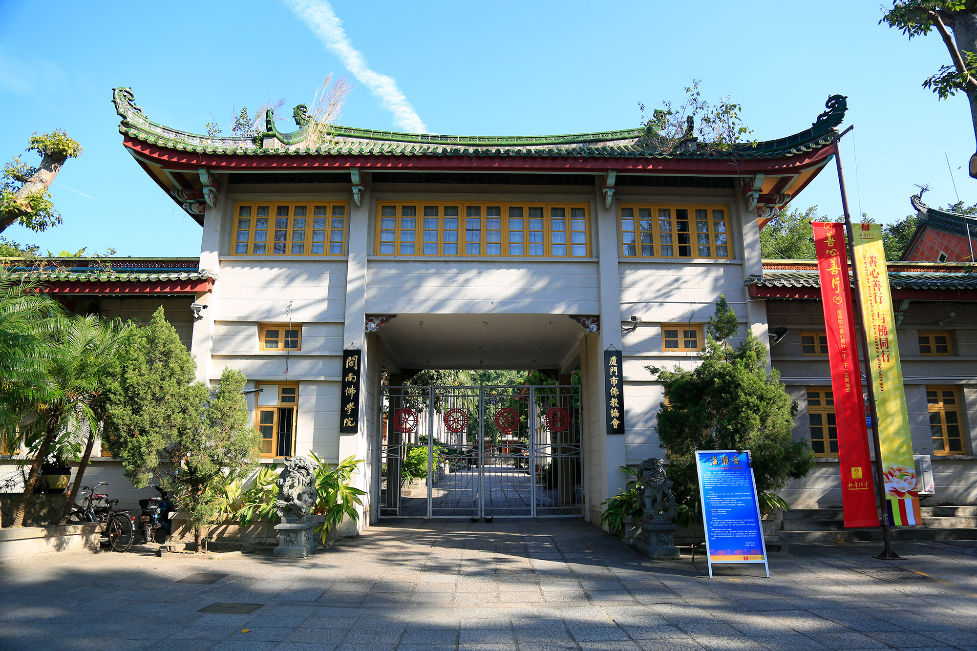 Microcosm Holds Mountains and Seas: The Sinicization of Buddhism in the ...